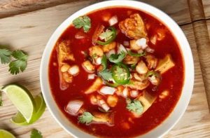 Receta de menudo rojo mexicano casero típico paso a paso - CulinariaMente™